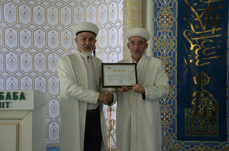 ДІН ҚЫЗМЕТКЕРЛЕРІ БАС МҮФТИДІҢ АЛҒЫС ХАТЫМЕН МАРАПАТТАЛДЫ — IHSAN.KZ