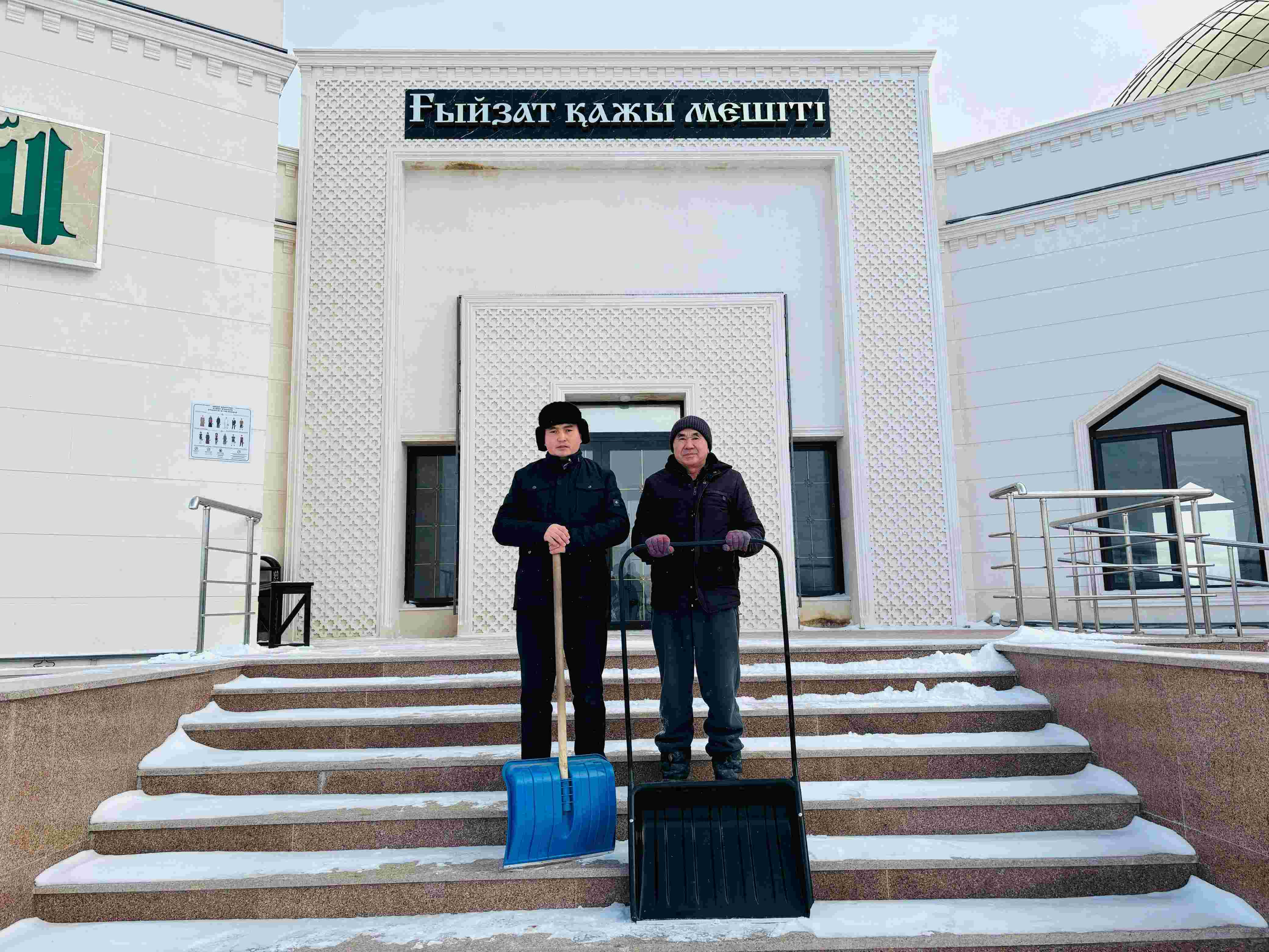«Ғыйзат қажы» мешіті ауласы қардан тазартылды — IHSAN.KZ